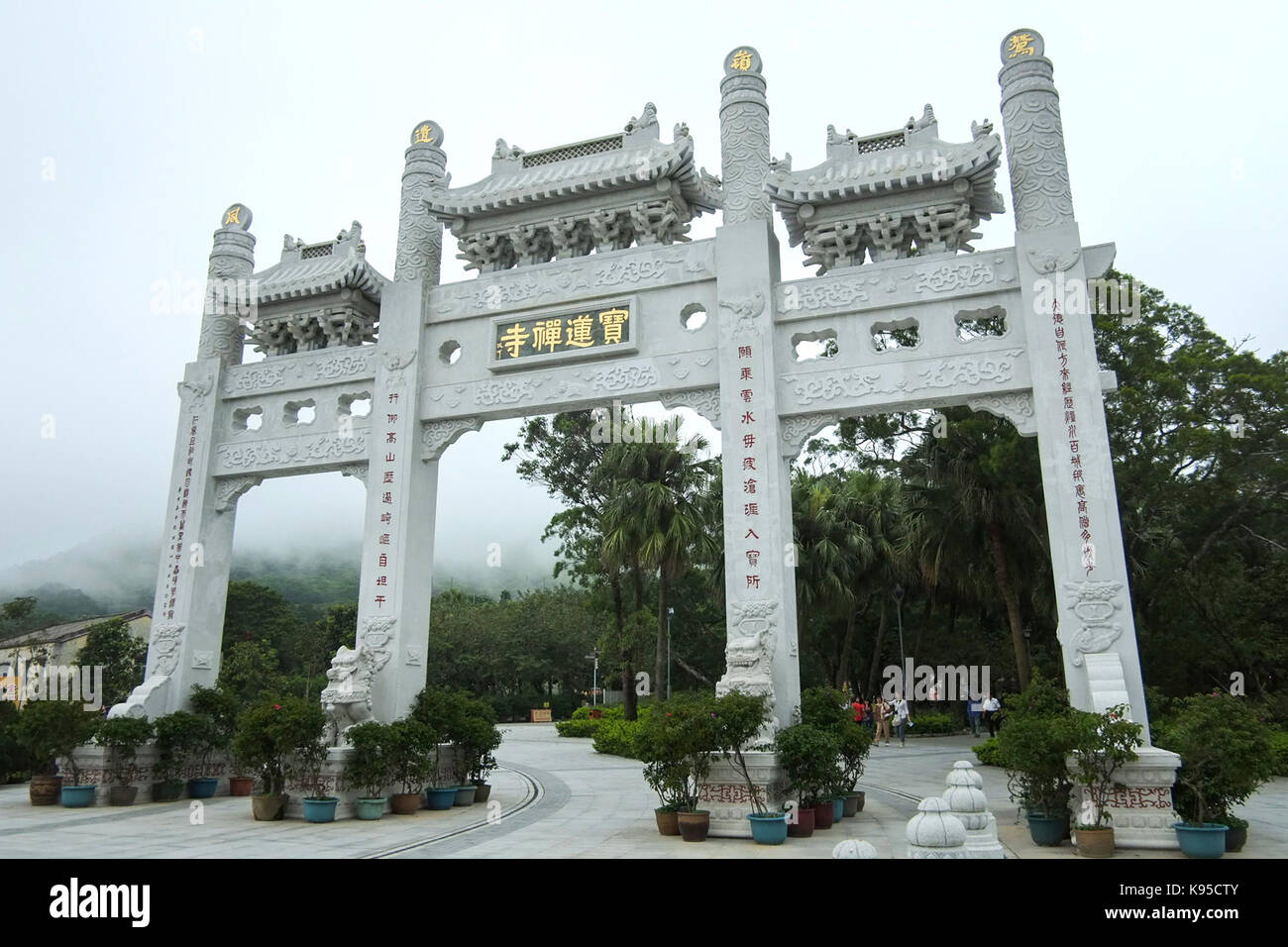 Tian Tan Buddha den Big Buddha und Kloster Po Lin. arch am Eingang zum ...