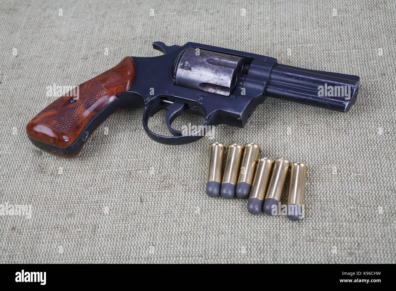 Revolver mit Munition auf der Leinwand Hintergrund Stockfotografie - Alamy