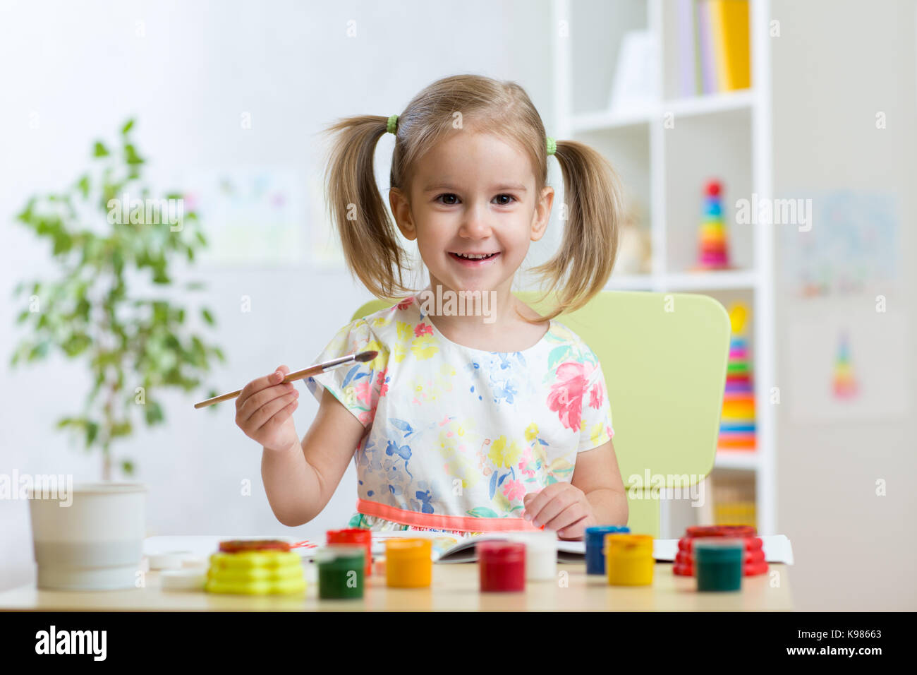 Kind malen -Fotos und -Bildmaterial in hoher Auflösung – Alamy