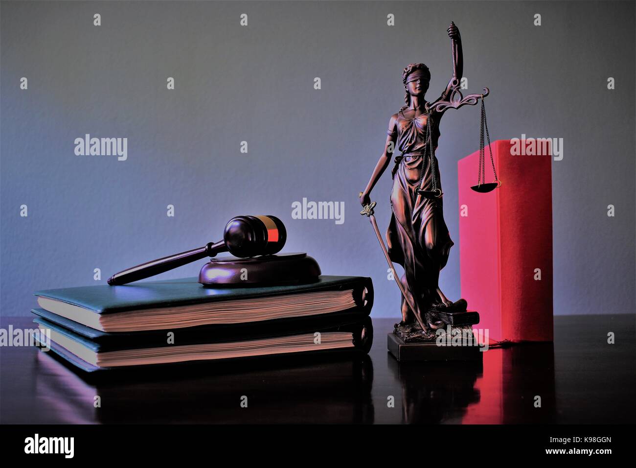 Justice justitia symbol justice wood -Fotos und -Bildmaterial in hoher ...