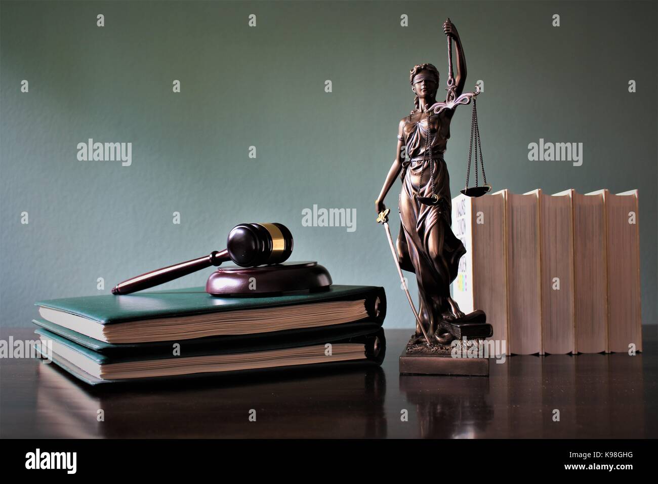 Justice justitia symbol justice wood -Fotos und -Bildmaterial in hoher ...