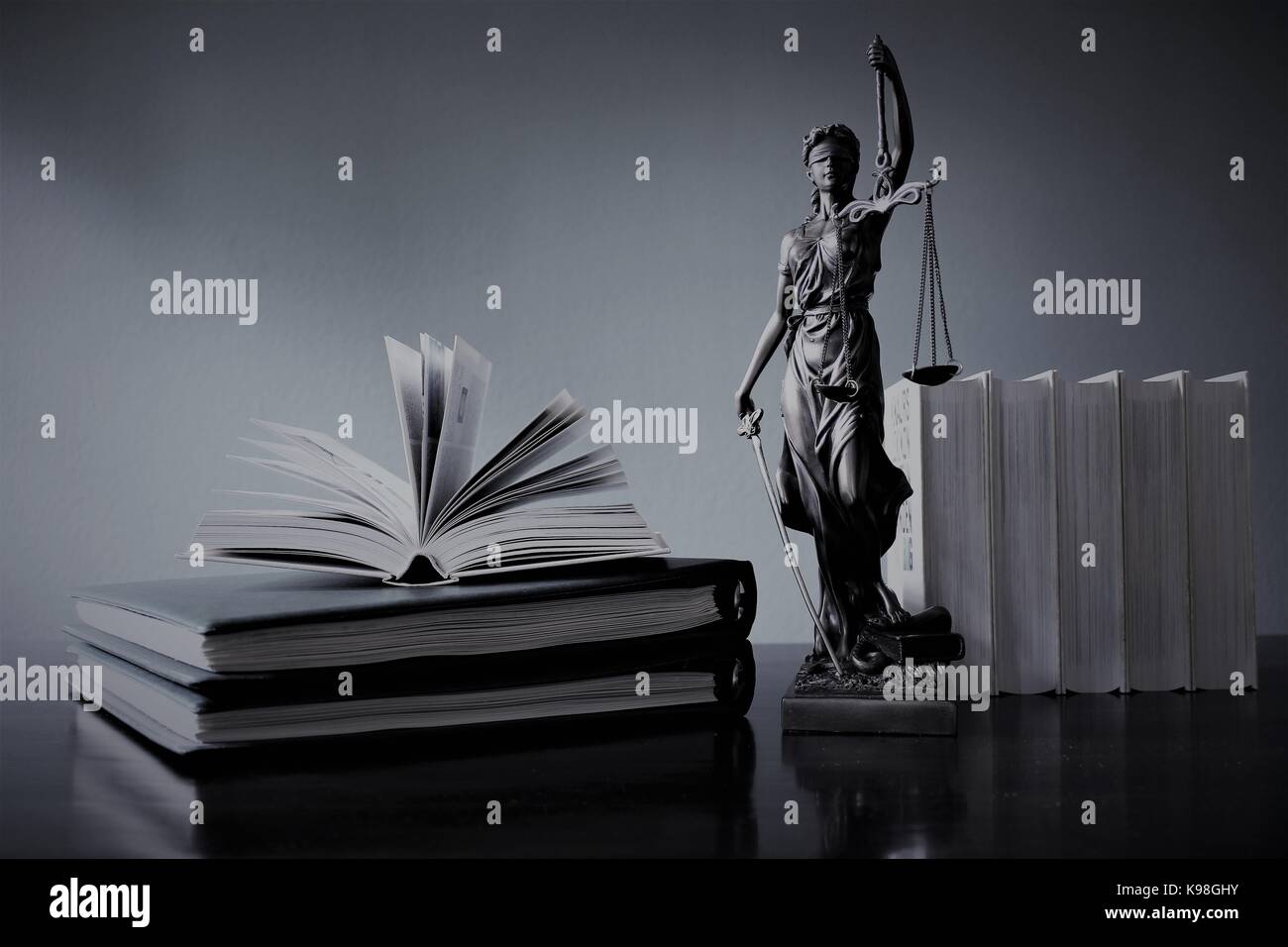 Justice justitia symbol justice wood -Fotos und -Bildmaterial in hoher ...
