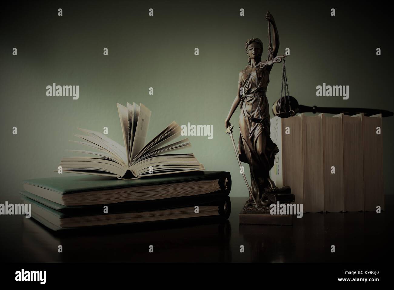 Justice justitia symbol justice wood -Fotos und -Bildmaterial in hoher ...