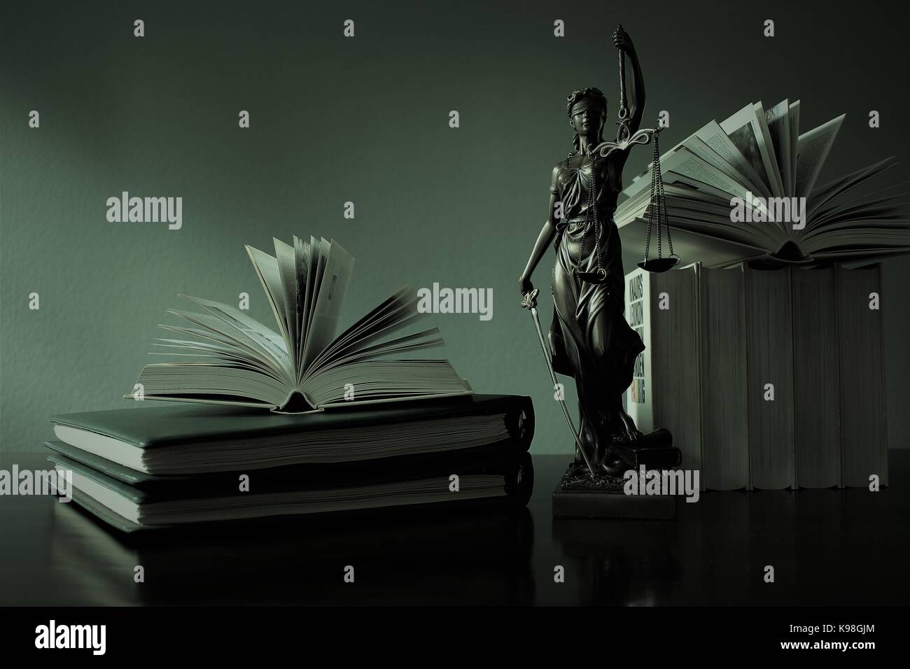 Justice justitia symbol justice wood -Fotos und -Bildmaterial in hoher ...