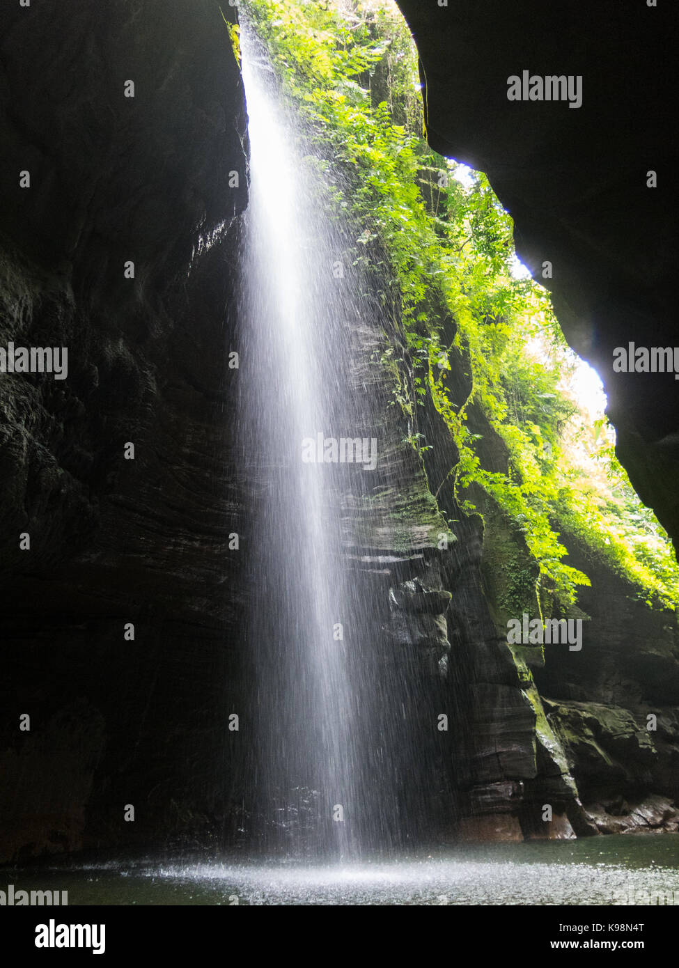 Hinter wasserfall regenwald -Fotos und -Bildmaterial in hoher Auflösung ...