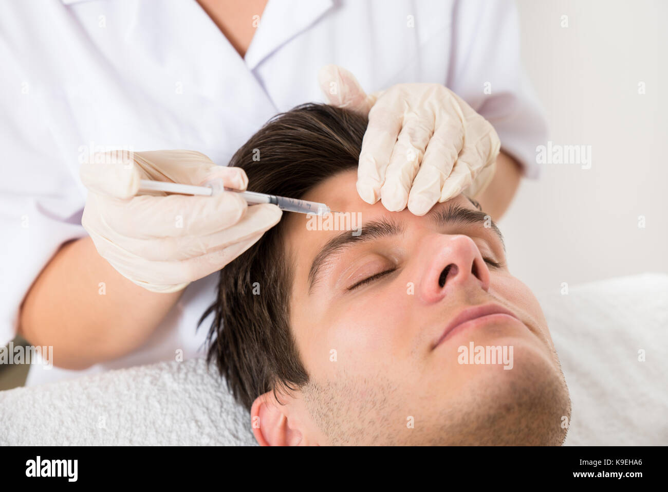 Botox stirn mann -Fotos und -Bildmaterial in hoher Auflösung – Alamy
