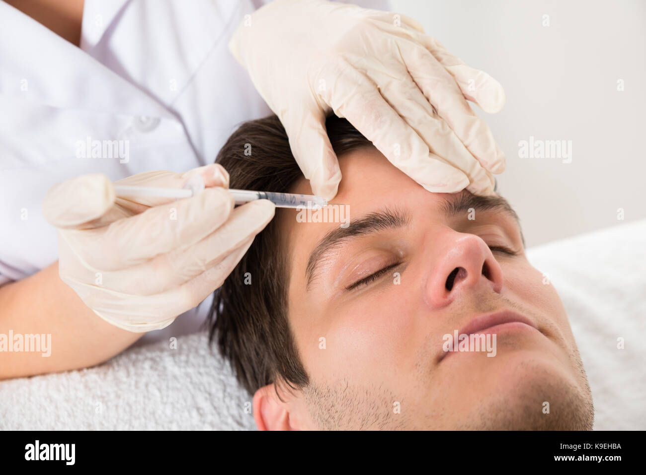 Botox stirn mann -Fotos und -Bildmaterial in hoher Auflösung – Alamy
