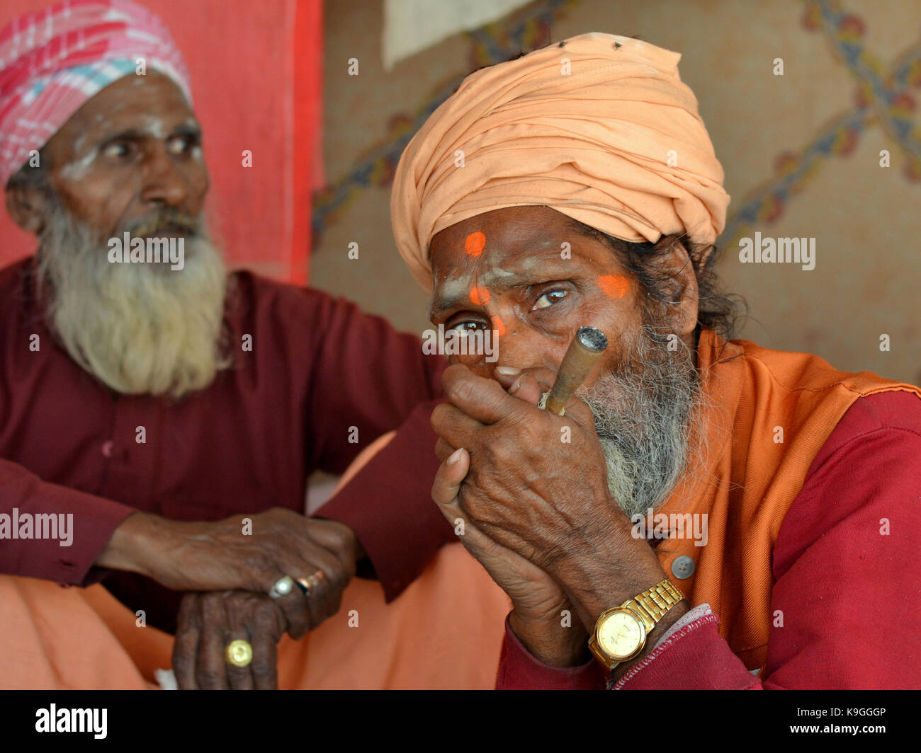 Haschisch rauchen -Fotos und -Bildmaterial in hoher Auflösung – Alamy