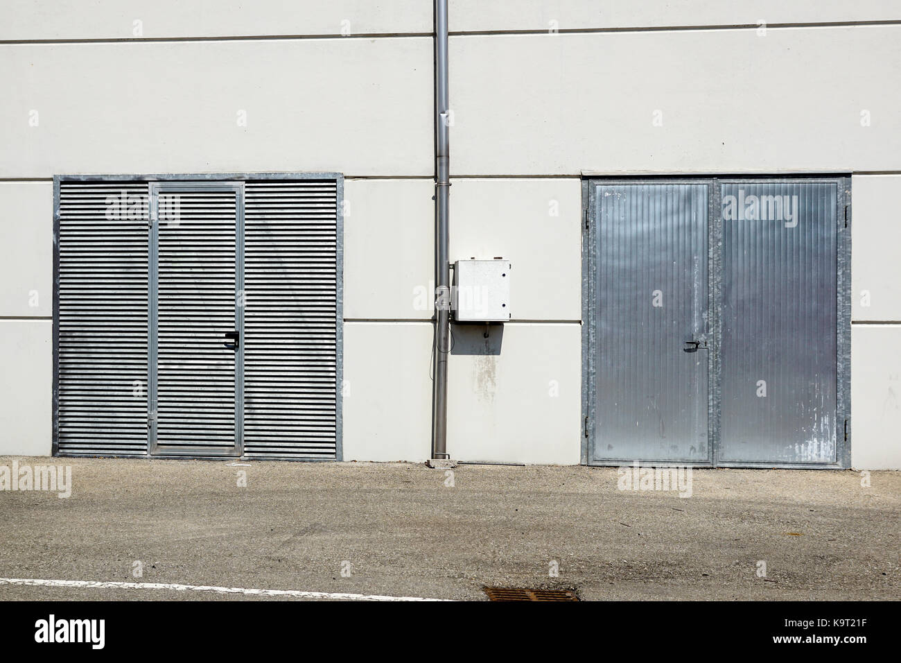 Garagentor aus stahl -Fotos und -Bildmaterial in hoher Auflösung – Alamy