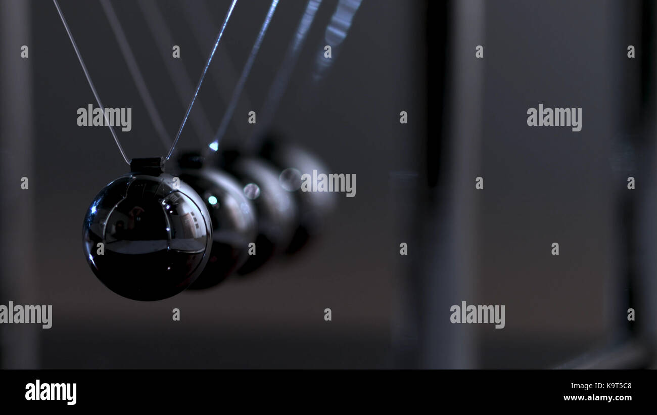 Newton's cradle Physik Konzept für Aktion und Reaktion oder Ursache und ...
