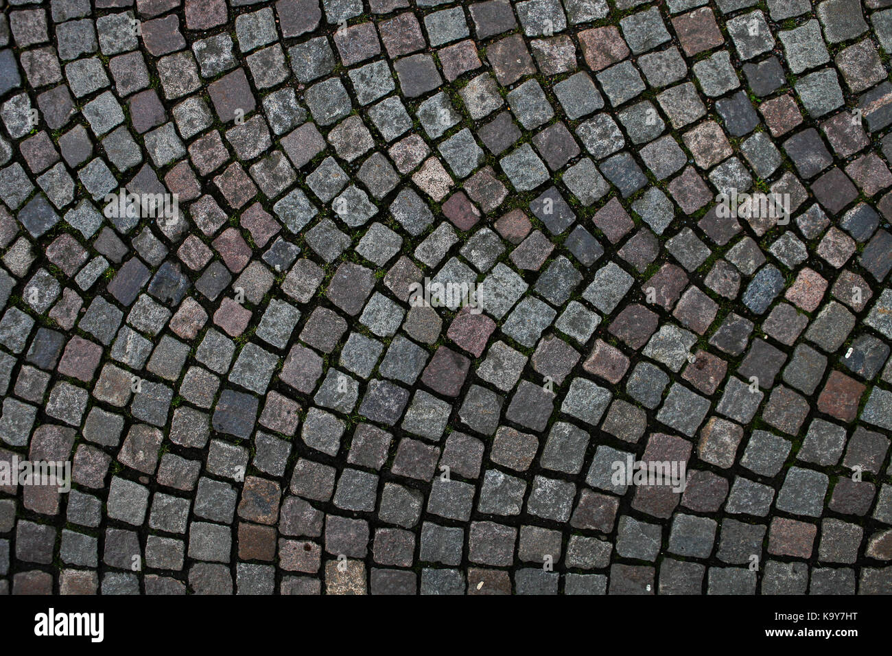Straße mit Kopfsteinpflaster von oben, perfekt als strukturierten ...
