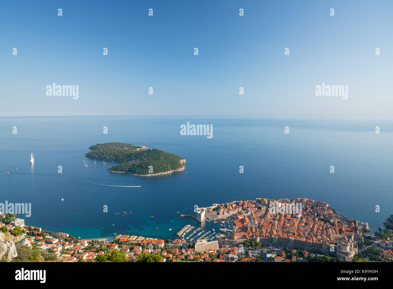Altstadt von Dubrovnik, die Insel Lokrum und das Meer Landschaft ...
