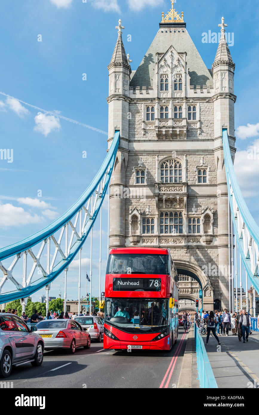 Tower bridge und roter london bus -Fotos und -Bildmaterial in hoher ...