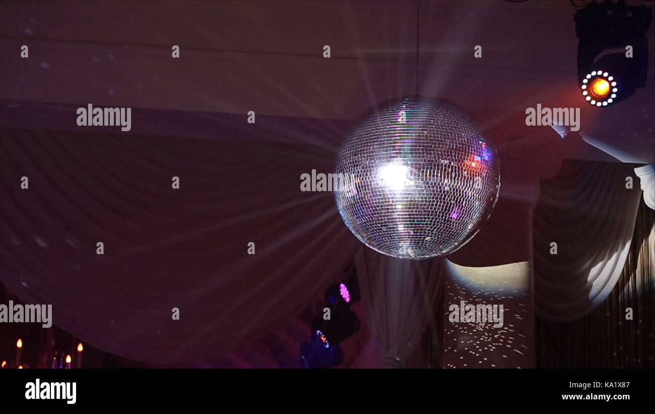 Disco Kugel mit hellen Strahlen, Night Party Hintergrund. disco Kugel ...