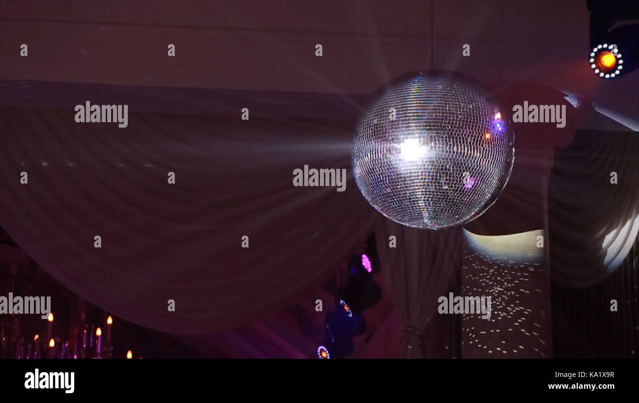 Disco Kugel mit hellen Strahlen, Night Party Hintergrund. disco Kugel ...