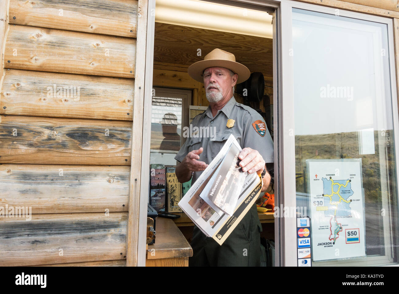 Männliche Park Ranger am Eingang stand in Karte und Park Informationen ...