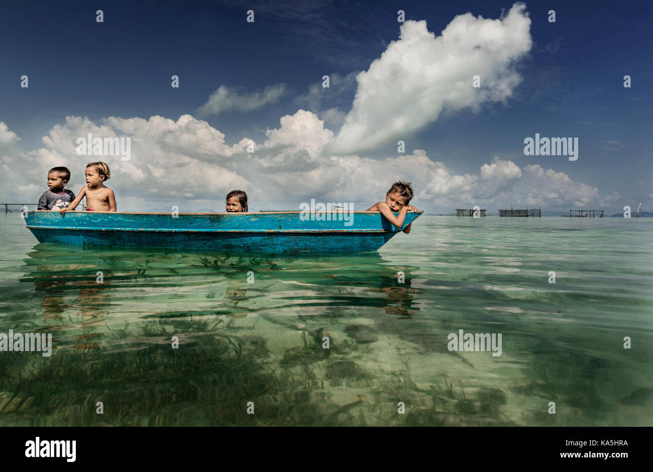 Bajau Stamm Kinder Ruderboot in semporna Meer Stockfotografie - Alamy