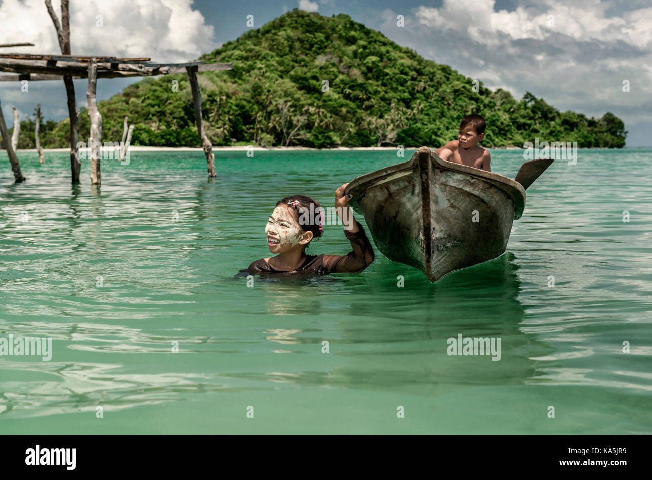 Bajau Stamm Kinder Ruderboot in semporna Meer Stockfotografie - Alamy
