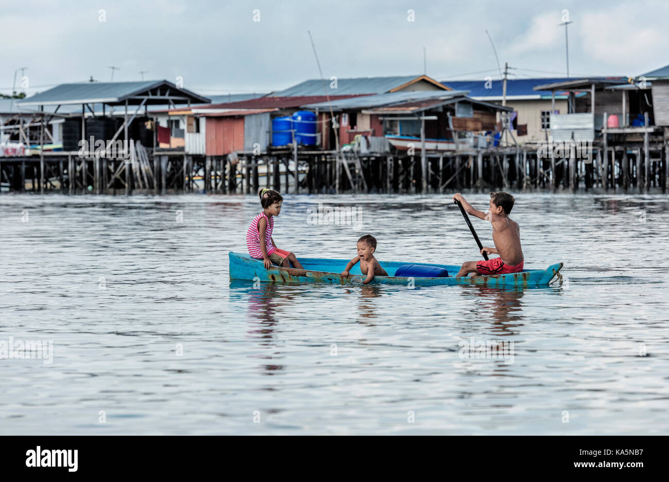 Bajau Stamm Kinder Ruderboot in semporna Meer Stockfotografie - Alamy