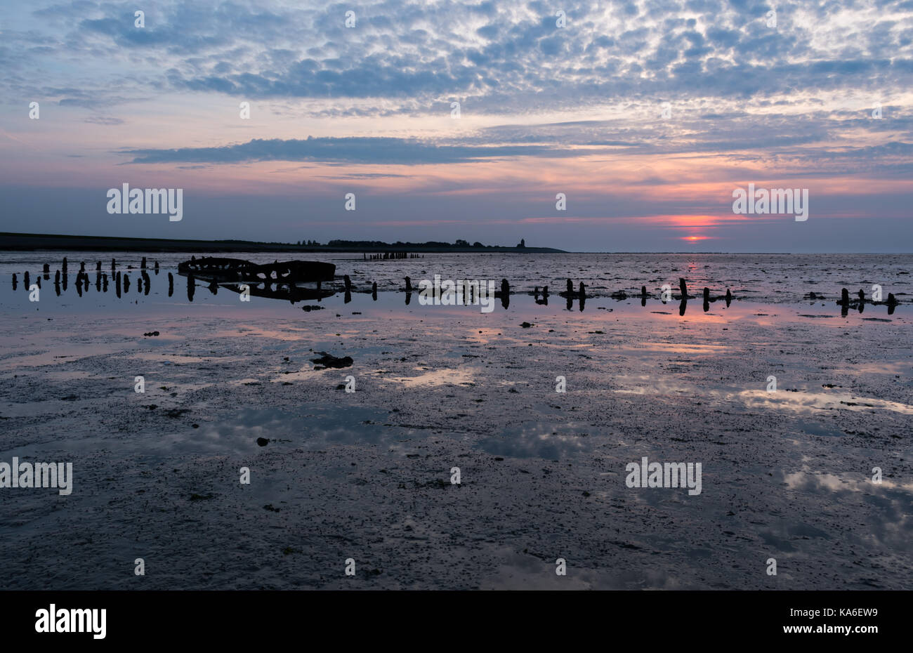 Sinkendes schiff holland -Fotos und -Bildmaterial in hoher Auflösung ...