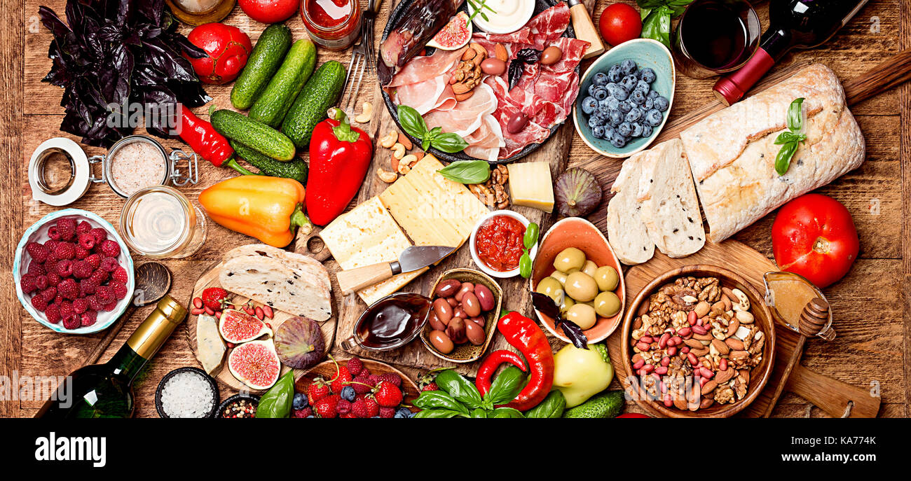 Ansicht von oben Tisch voller Essen. Italienische Antipasti Wein Snacks ...