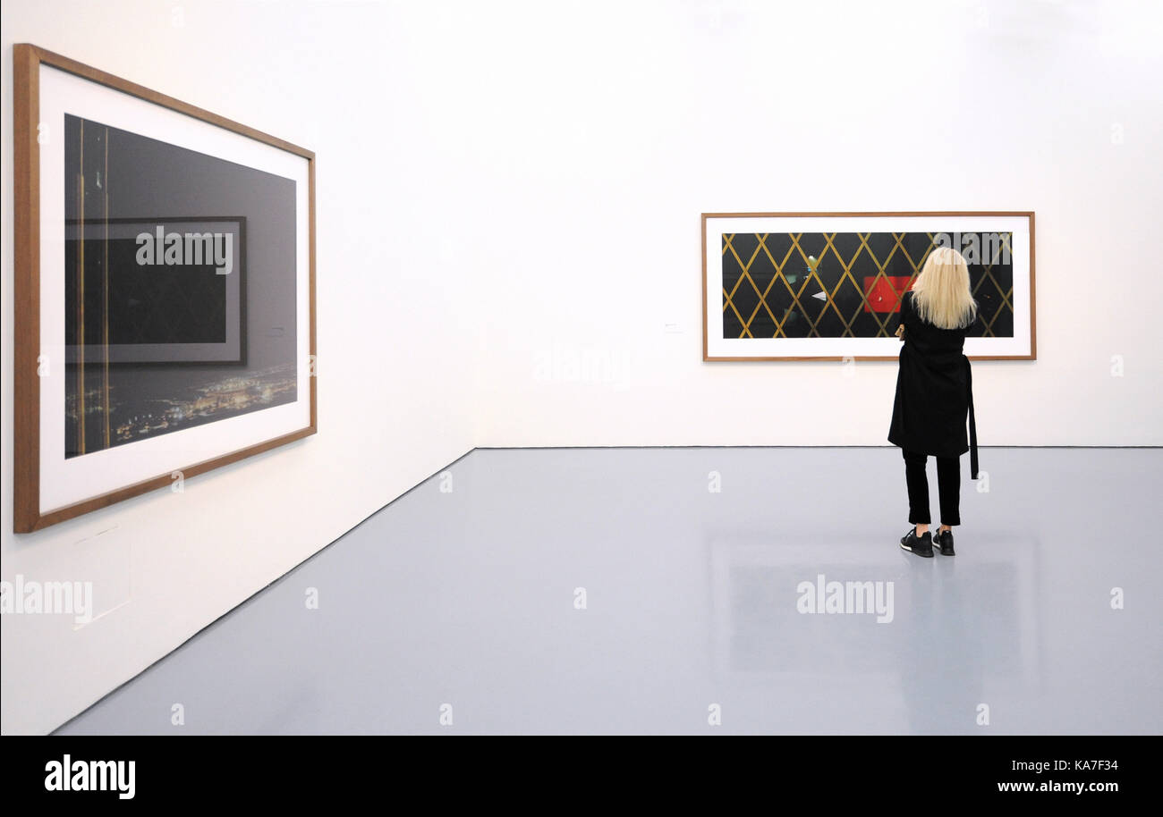 Besucher der Ausstellung „Nacht und Tag“ des deutschen Fotografen Axel ...