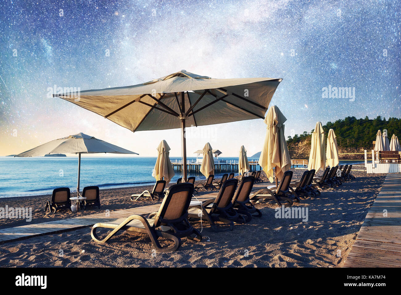 Malerischer Blick auf Sandstrand am Strand mit Liegen und ...