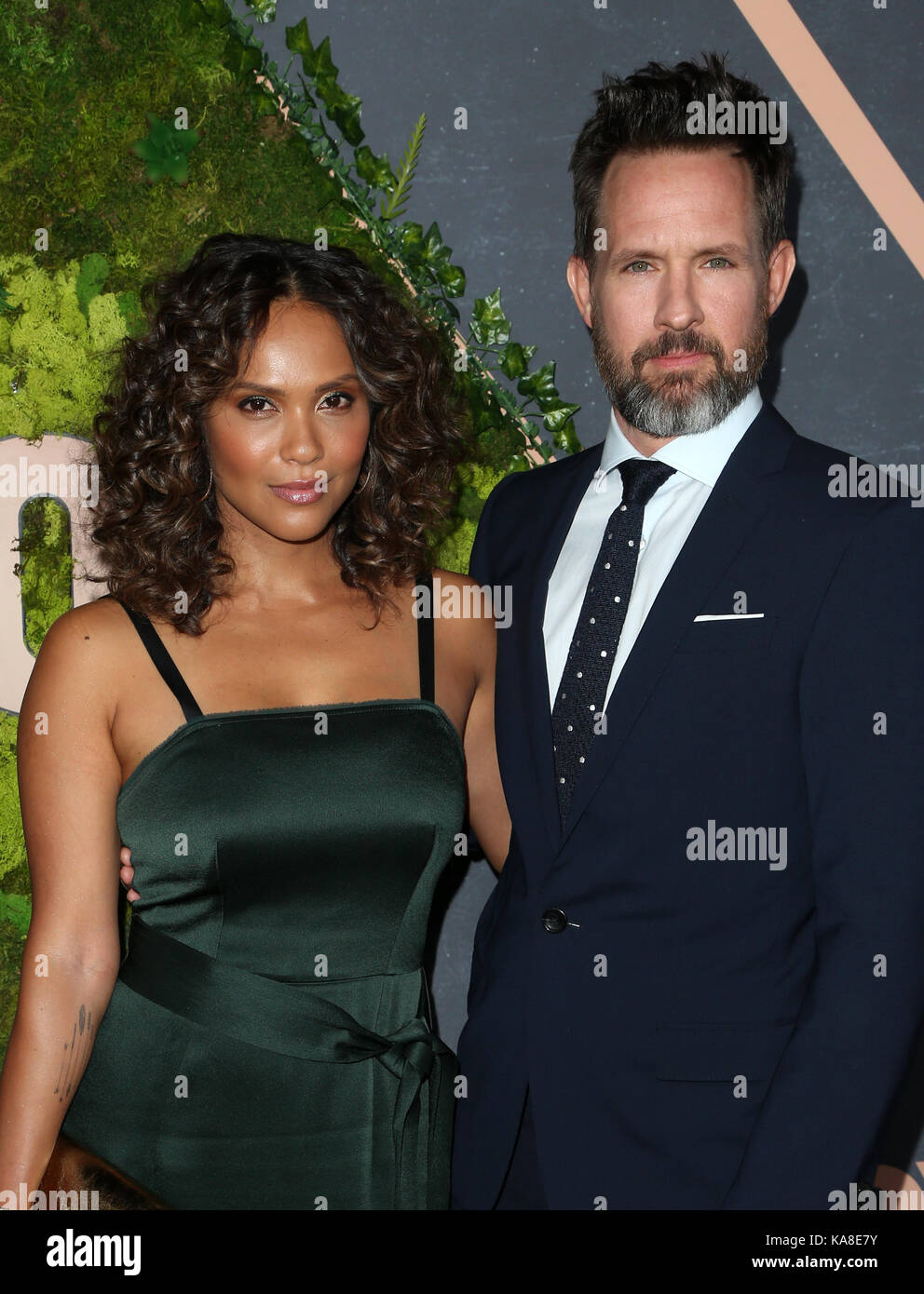 WEST Hollywood, CA - 25. SEPTEMBER: Lesley-Ann Brandt, Chris Payne Gilbert, bei FOX Herbst Party ...