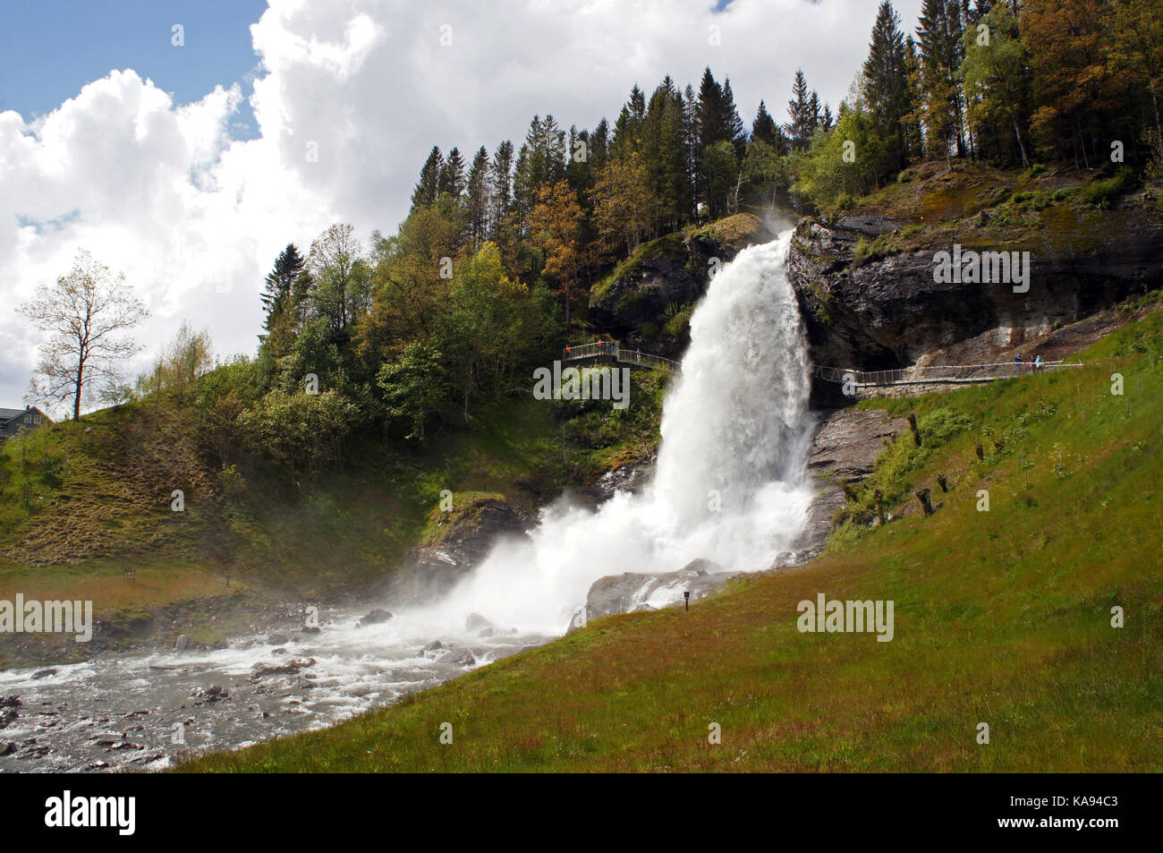 Steinsdalsfossen Wasserfall im Fluß der Steine, malerische Landschaft ...