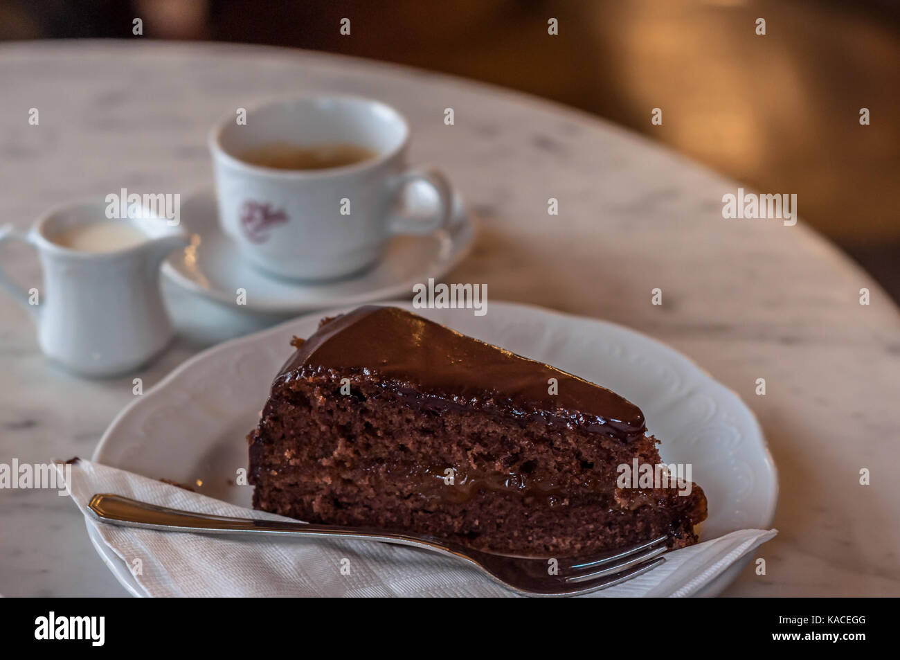 Sachertorte und Melange im berühmten Café Sperl, Wien Stockfotografie ...