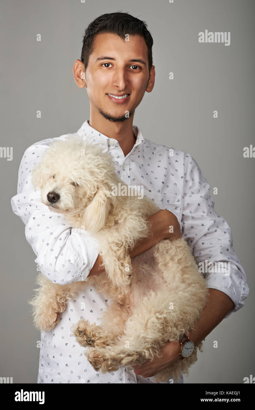 Mann und sein pudel -Fotos und -Bildmaterial in hoher Auflösung – Alamy