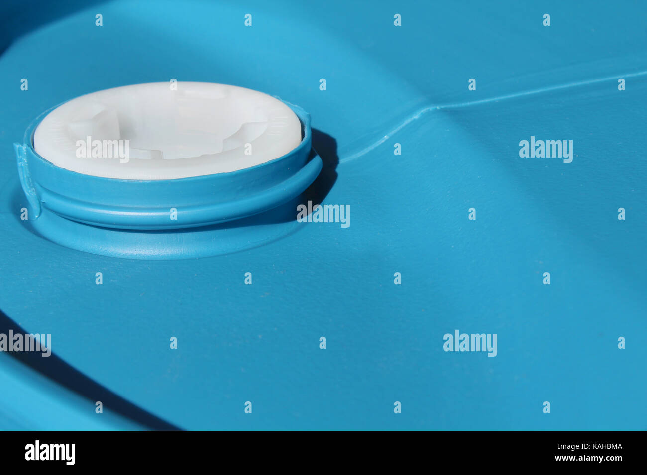 Blaues wasserfass -Fotos und -Bildmaterial in hoher Auflösung – Alamy