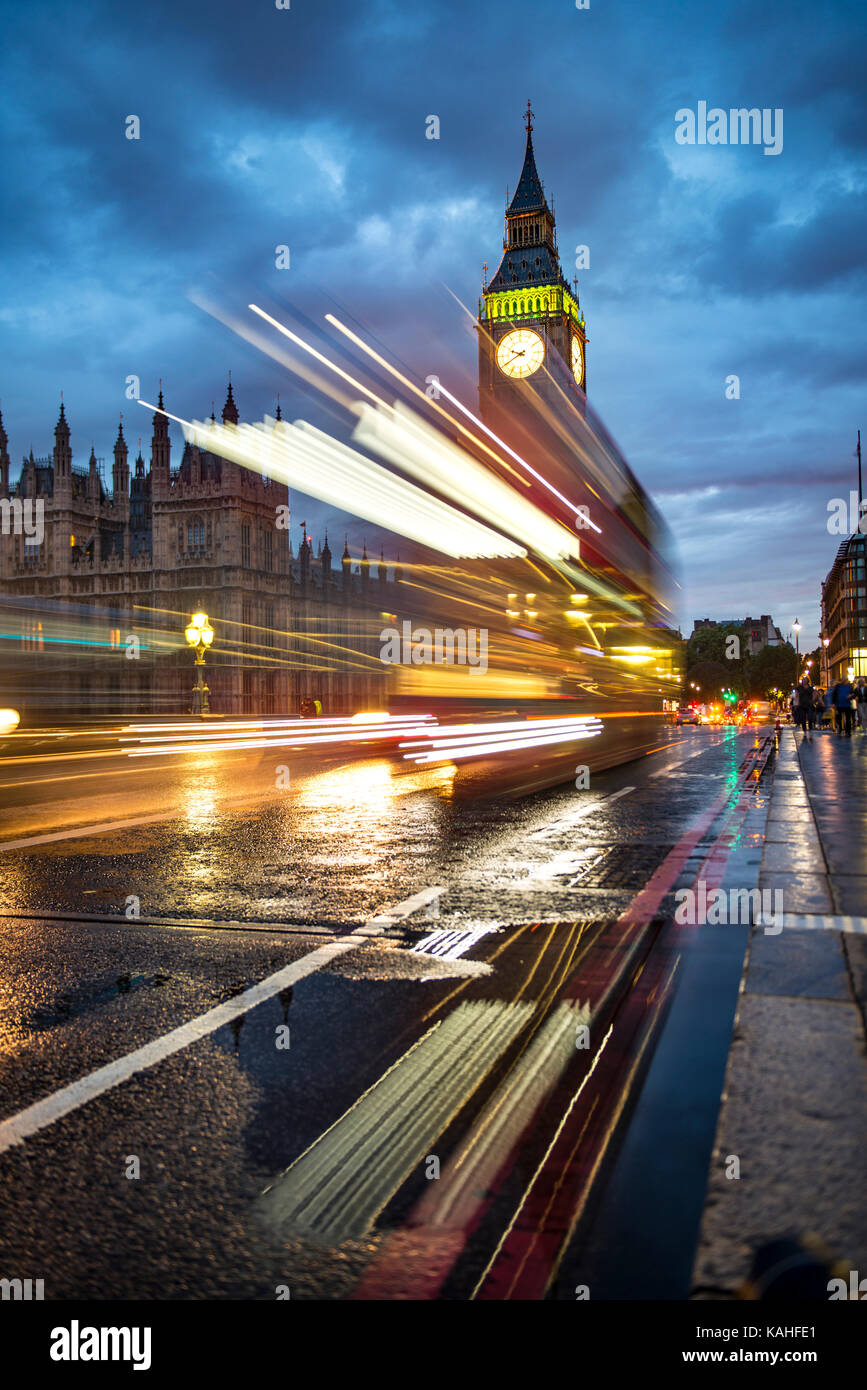 Spuren des Lichts Doppeldecker Bus am Abend, die Westminster Bridge ...