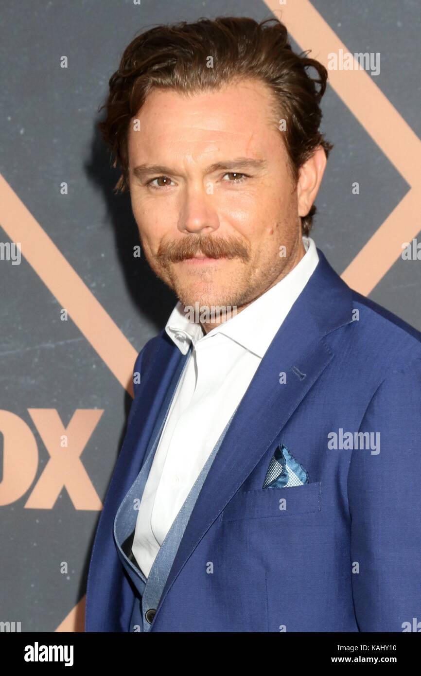 Clayne Crawford in der Ankunftshalle für die FOX Herbst Party, FANG LA ...