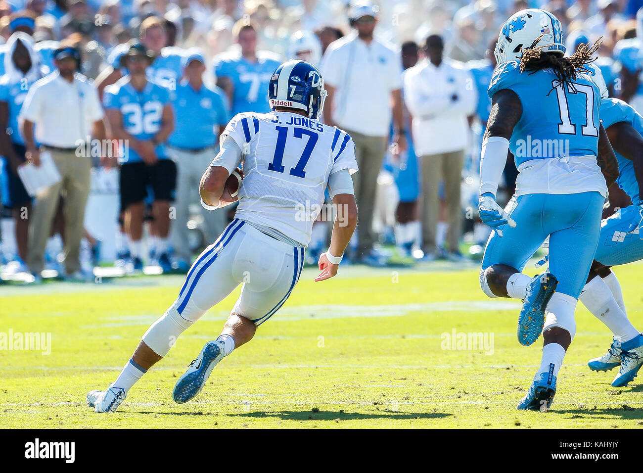 Chapel Hill, NC, USA. 25 Sep, 2017. Daniel Jones (17) der Duke Blue ...