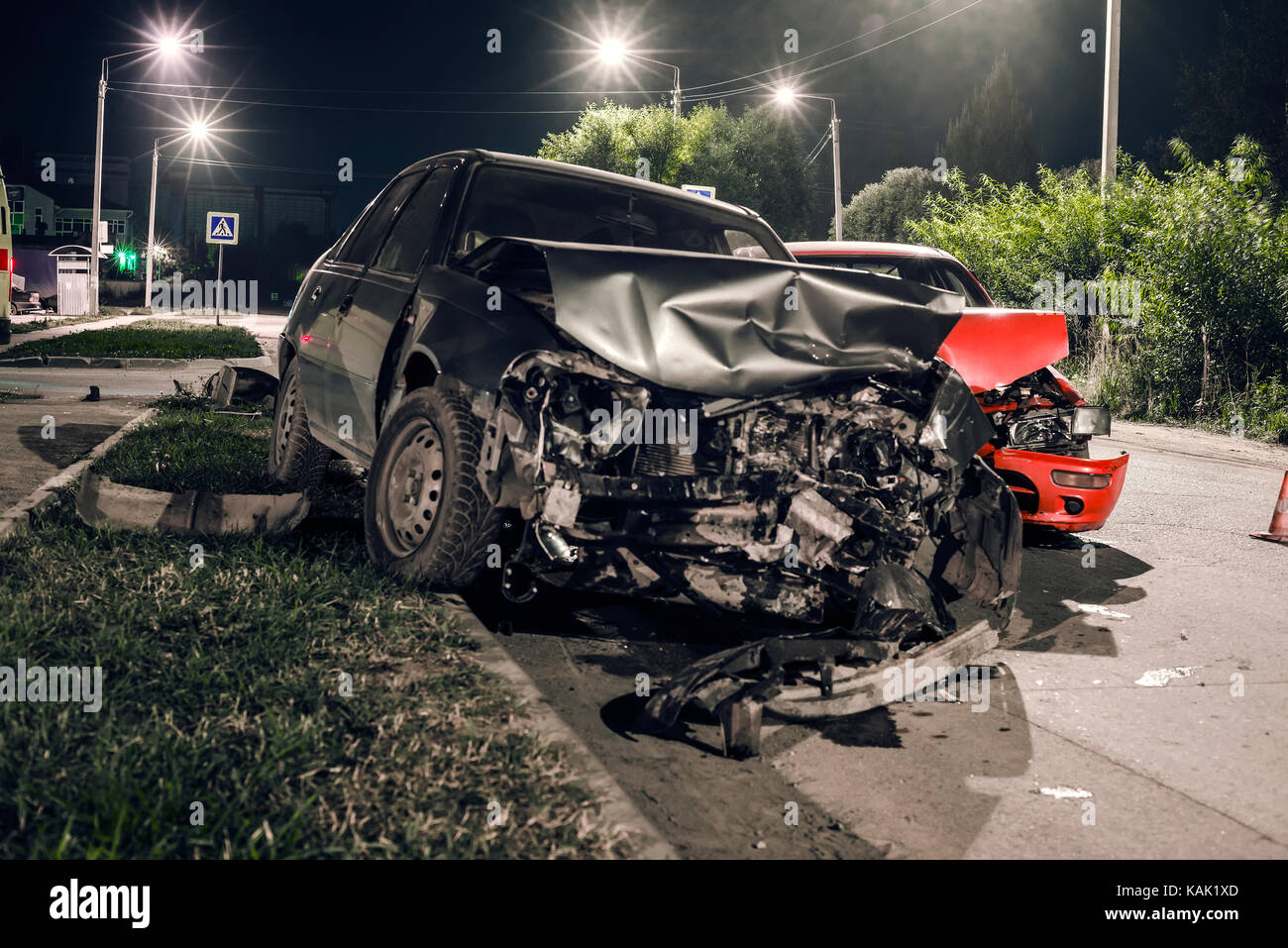 Autounfall in der nacht -Fotos und -Bildmaterial in hoher Auflösung – Alamy