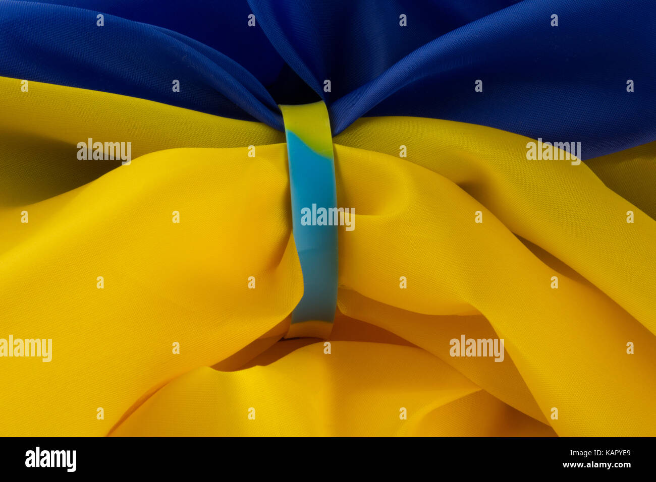 Ukrainische Flagge. Gelb symbolisiert die Weizenfelder unter blauem ...