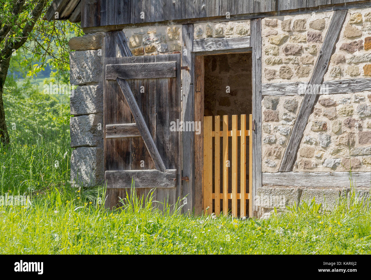 Alte scheune mit halber holztür -Fotos und -Bildmaterial in hoher ...