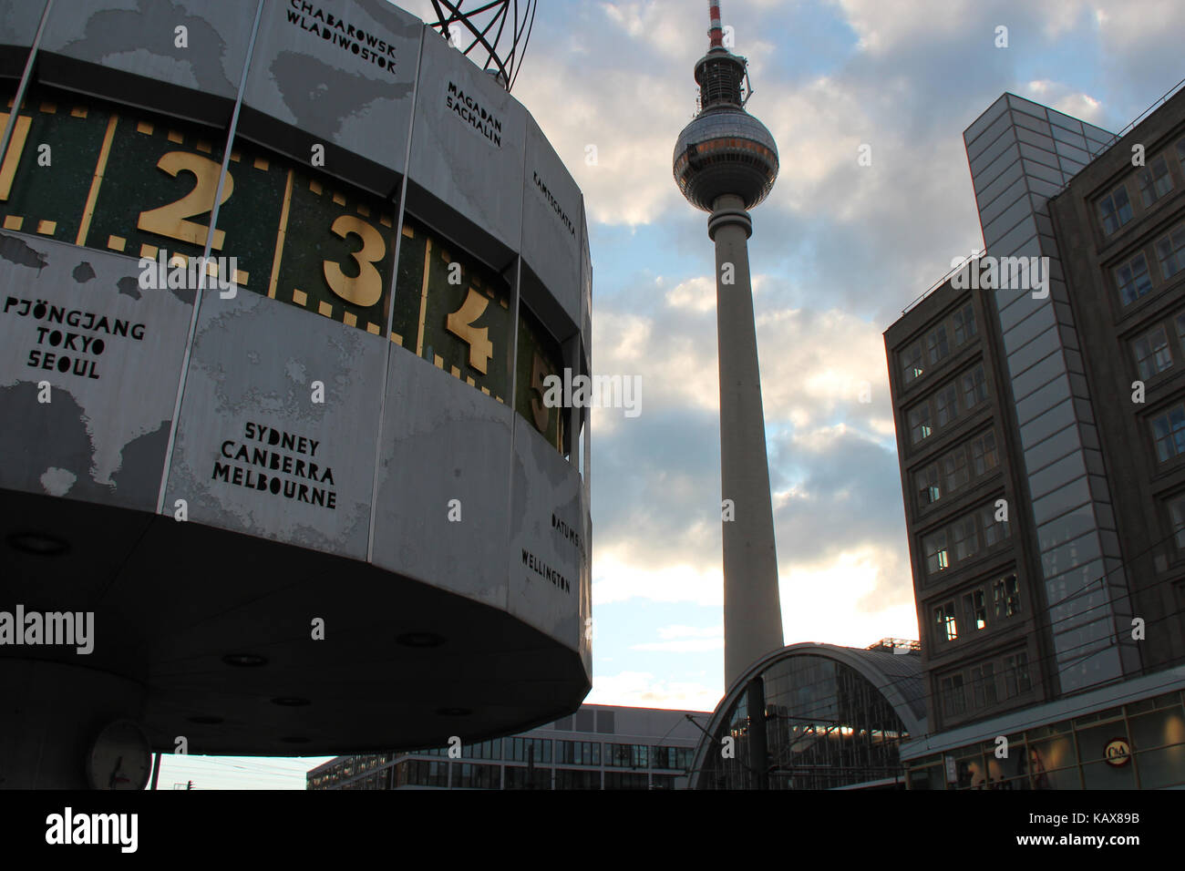 Turm (Fernsehturm) und Clock (Urania) auf dem Alexanderplatz in Berlin ...