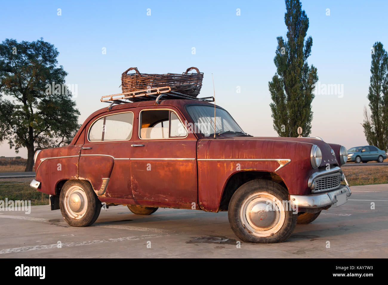 Alte Oldtimer Moskvich 407 auf der Straße stand Stockfotografie - Alamy