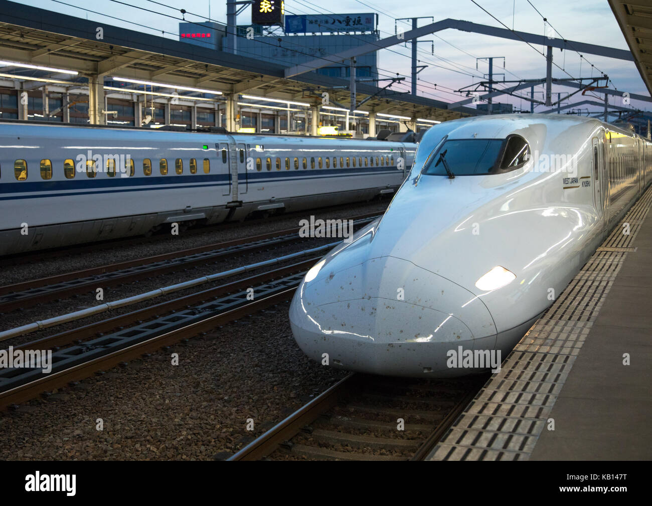Shinkansen Zug in eine Station, Hypgo Präfektur, Himeji, Japan ...
