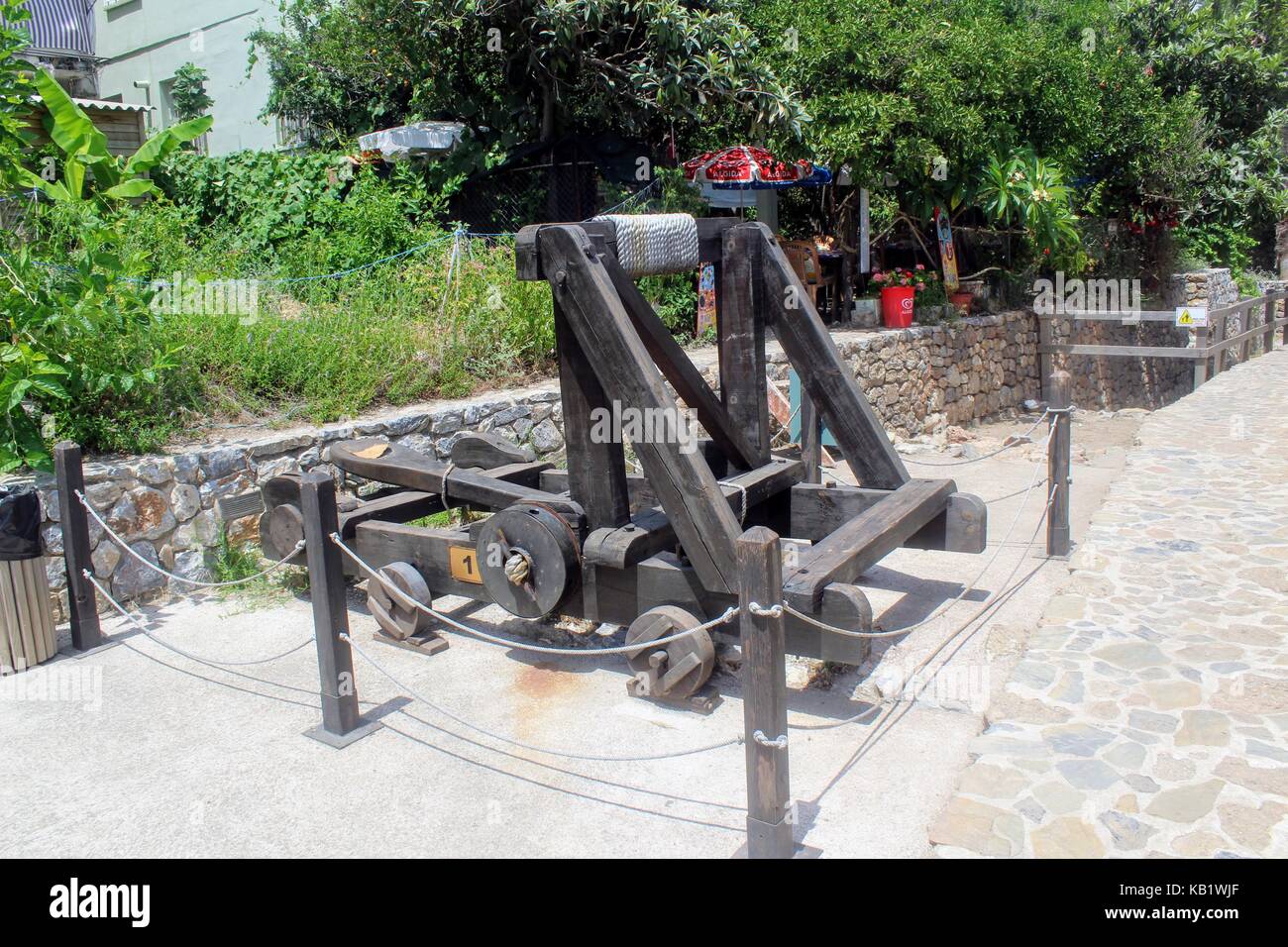 Catapult and castle -Fotos und -Bildmaterial in hoher Auflösung – Alamy