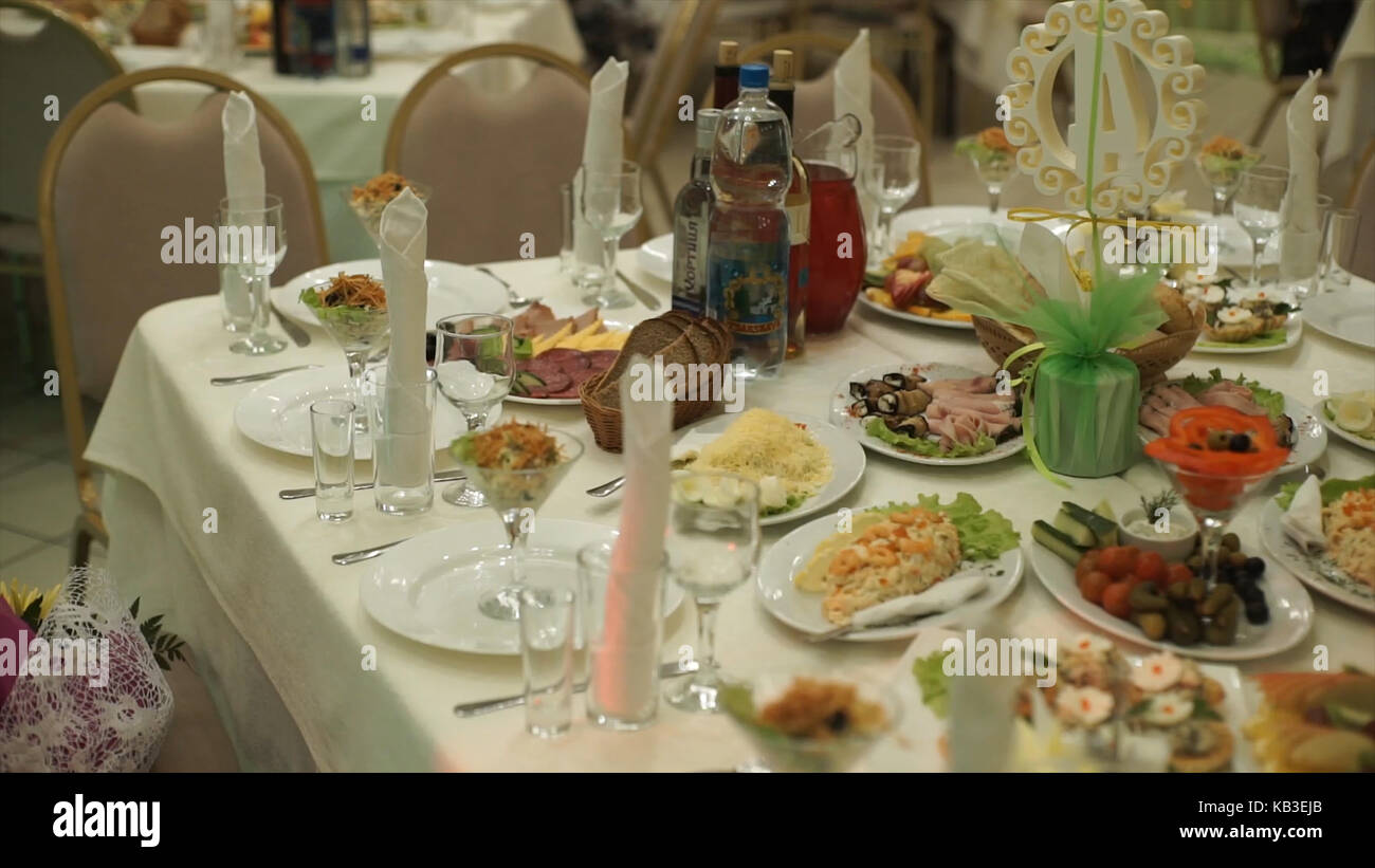 Tisch mit Essen und Trinken. Catering Service am Tisch mit Besteck und ...