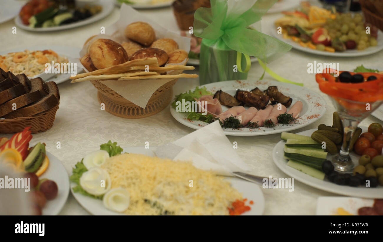 Tisch mit Essen und Trinken. Catering Service am Tisch mit Besteck und ...
