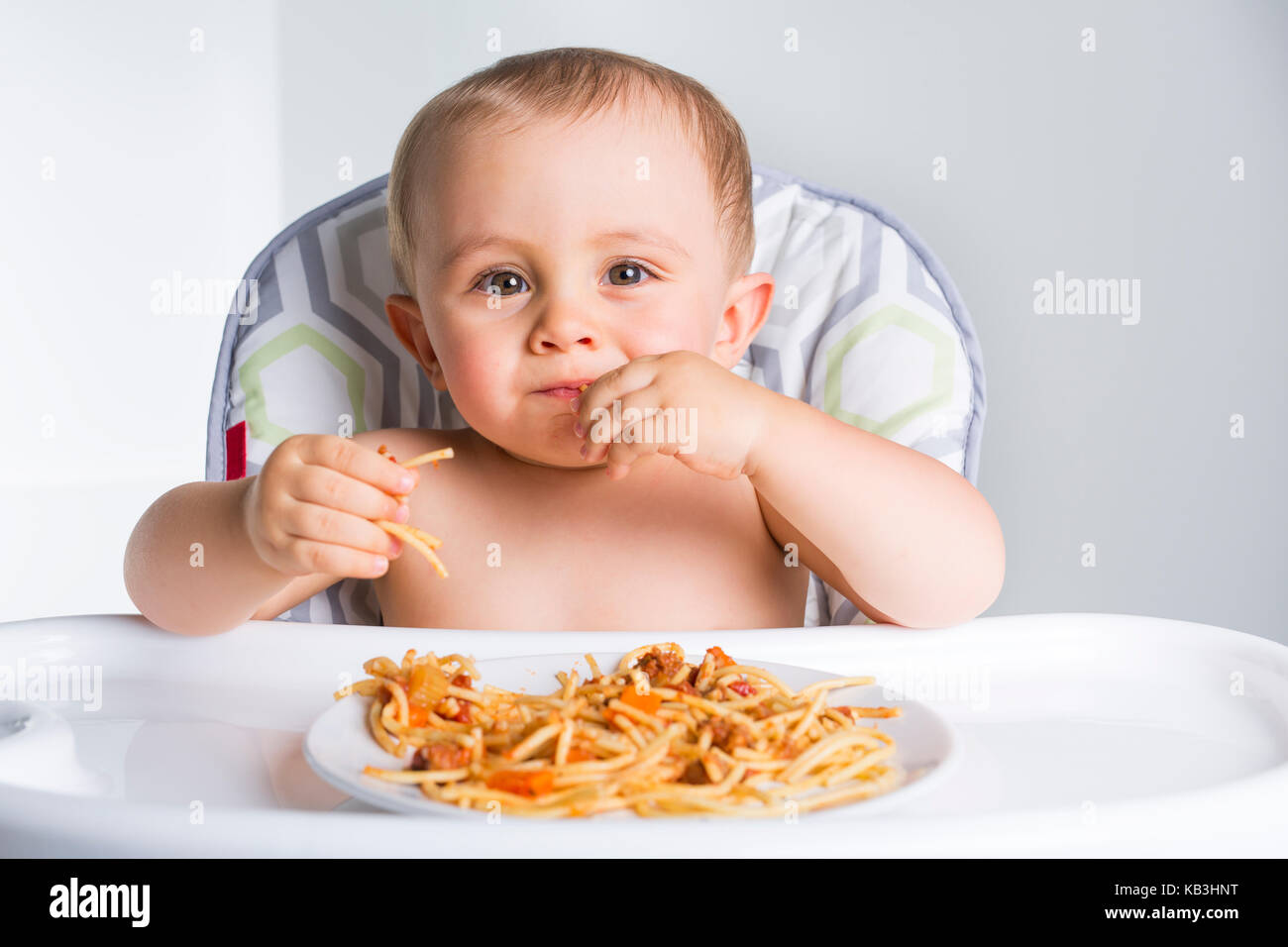 Baby essen ihr Abendessen und ein Chaos Stockfotografie - Alamy