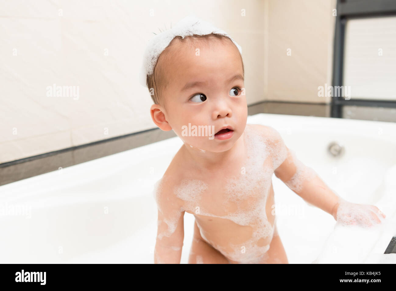 Boy standing in bath tub -Fotos und -Bildmaterial in hoher Auflösung ...