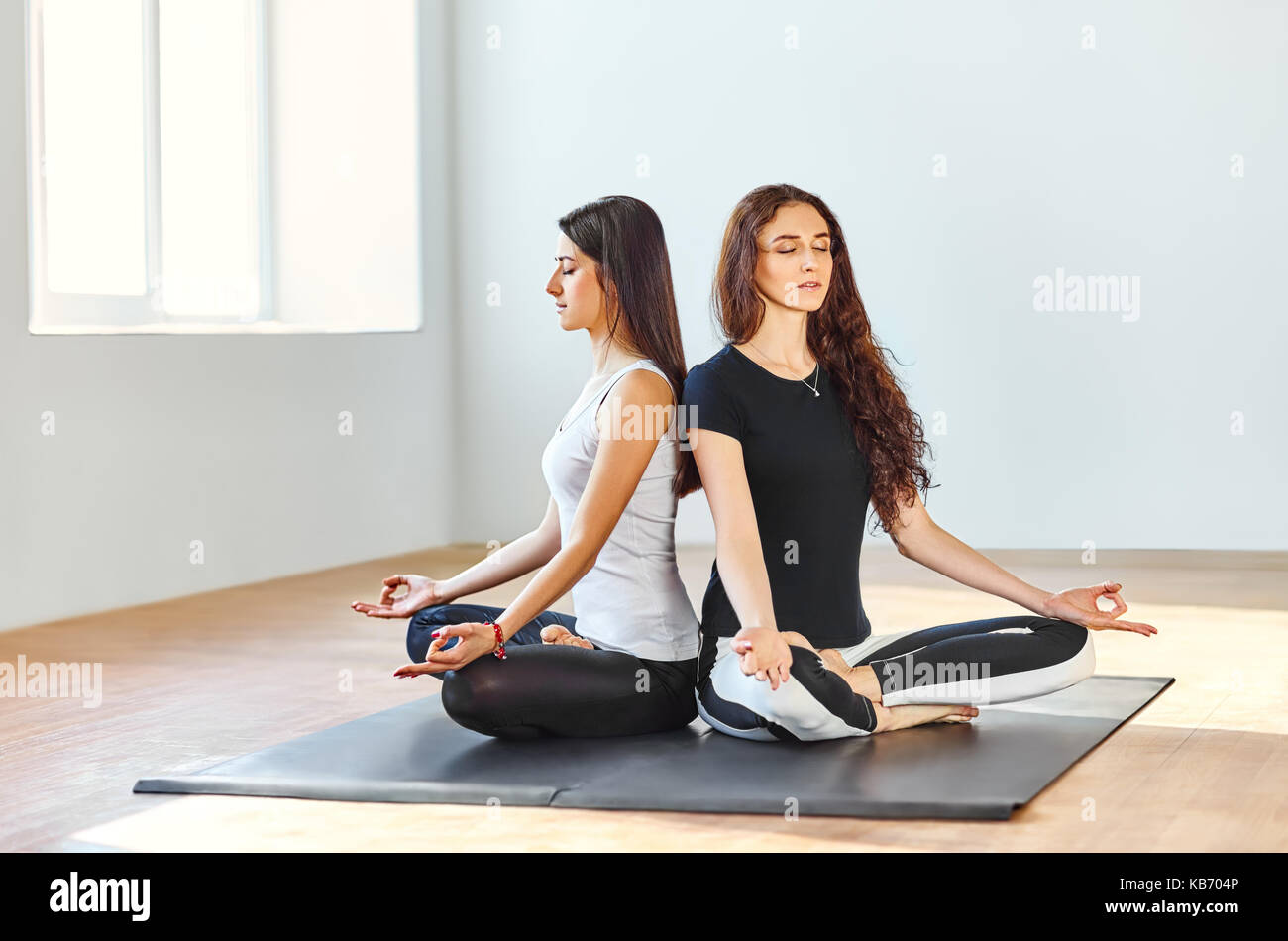 Lotus pose padmasan -Fotos und -Bildmaterial in hoher Auflösung – Alamy