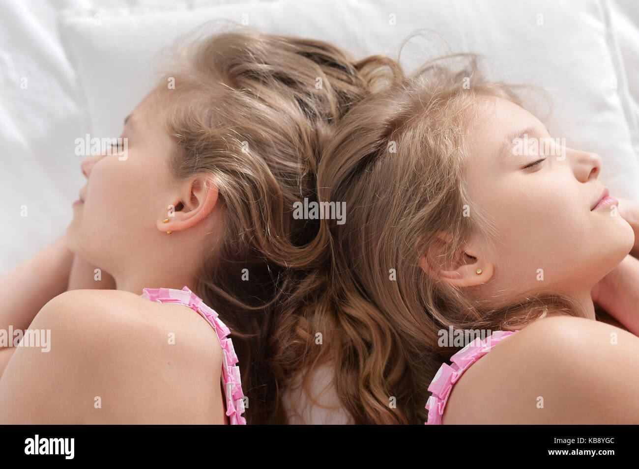 Preteen girls bed -Fotos und -Bildmaterial in hoher Auflösung – Alamy