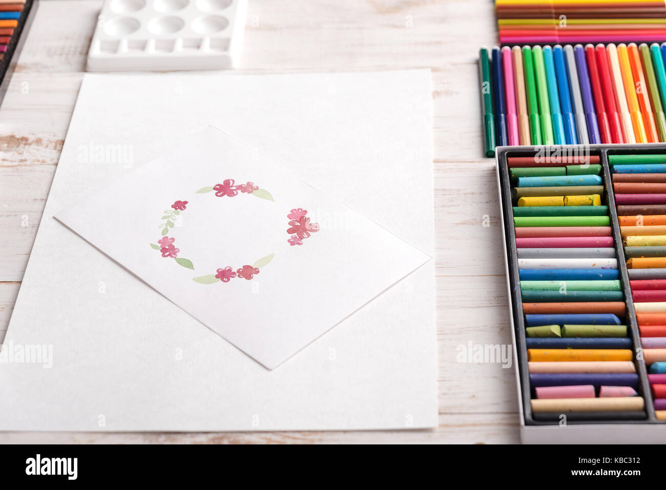 Blumen Rahmen mit Aquarell auf Papier gemalt. Artist Equipment auf ...