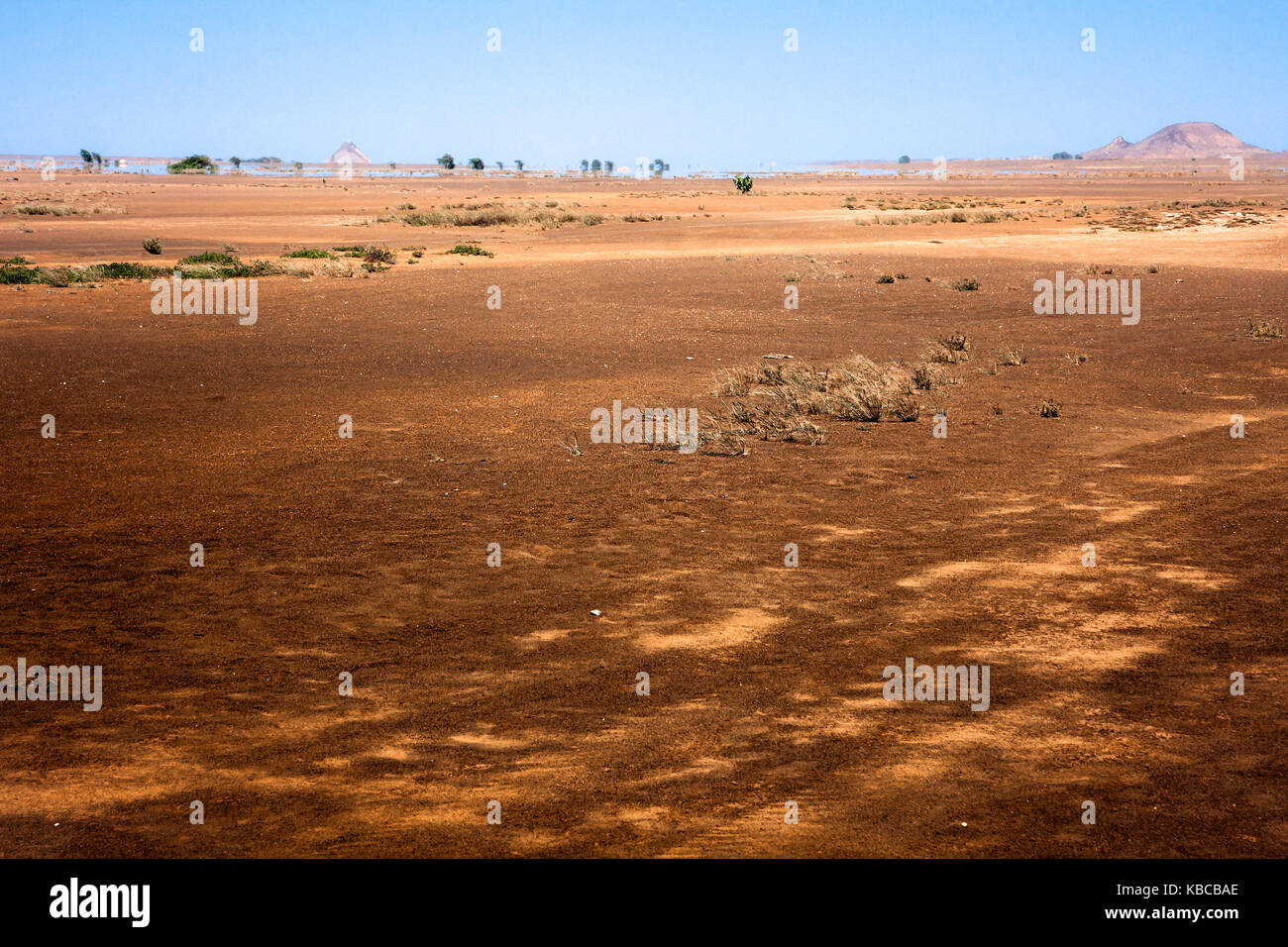 Leere flache Wüste Felder im Norden der Insel Sal, Kapverden. Mirage am ...
